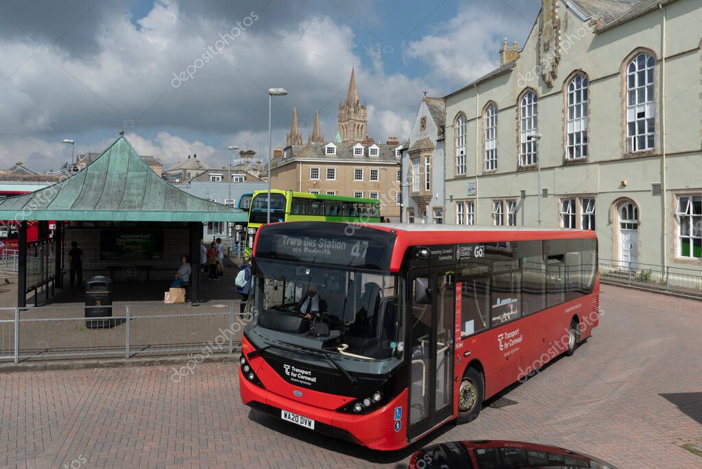 Truro, Cornwall, Inglaterra. 2021. Autobuses que llegan y salen de la ...