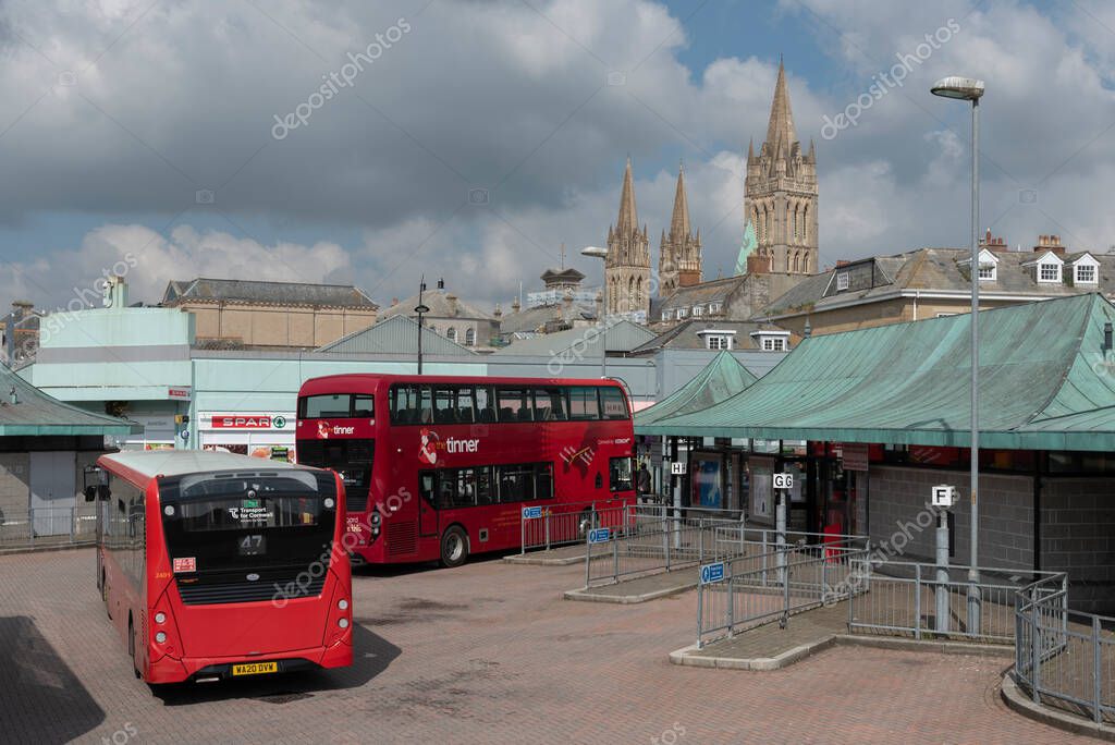 Truro, Cornwall, Inglaterra. 2021. Autobuses que llegan y salen de la ...