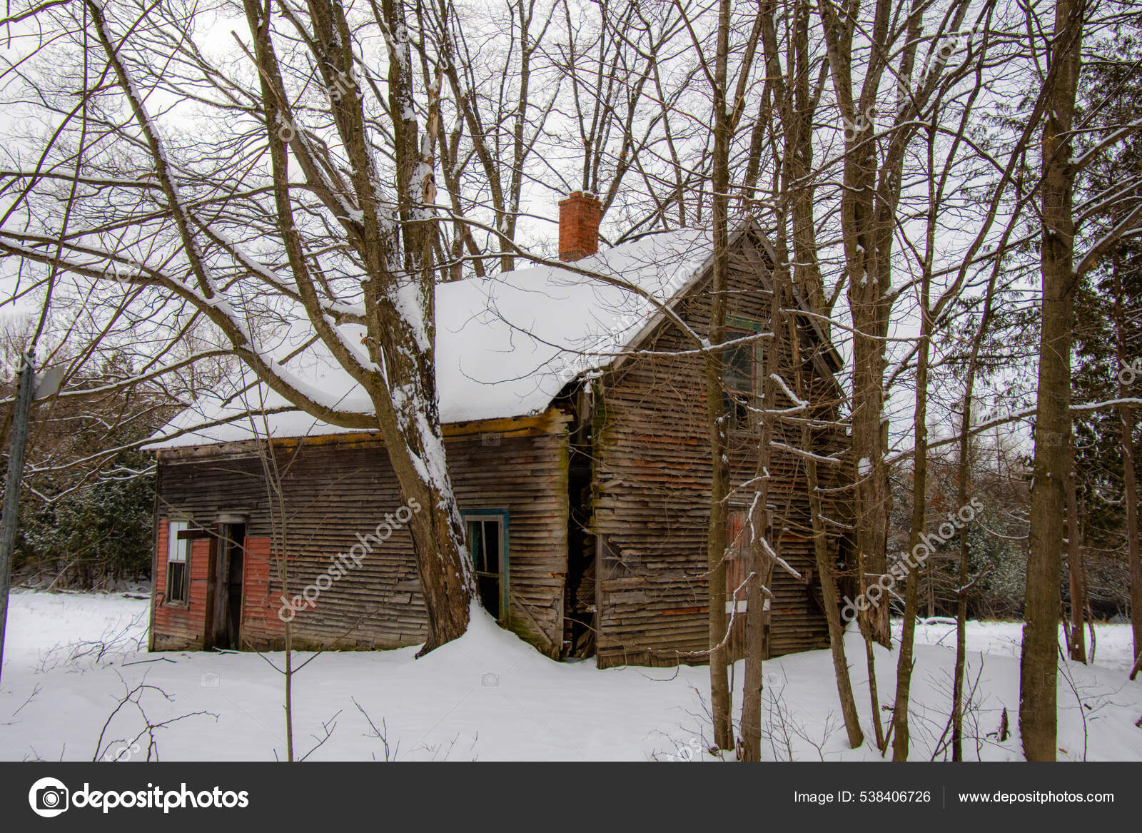 Old Wooden House Snowy Forest Scene Stock Photo by ©gillesrivest 538406726