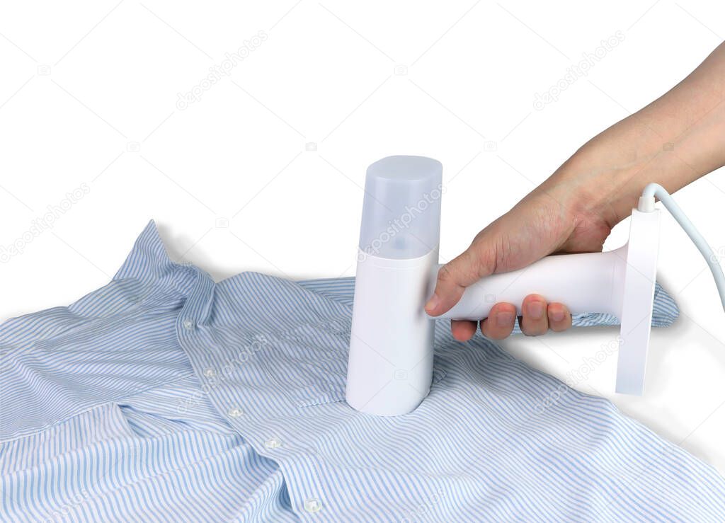 plancha de vapor moderna blanca para la ropa está en la mano derecha ...