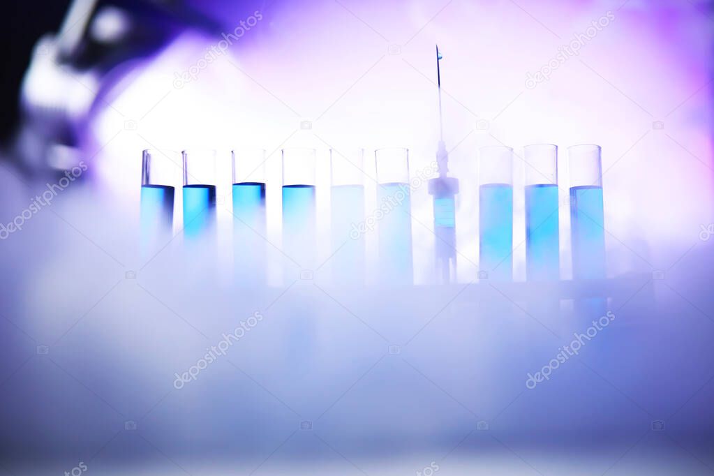 Tubo de ensayo de vidrio desborda nueva soluci n l quida azul de potasio lleva a cabo una reacci ...