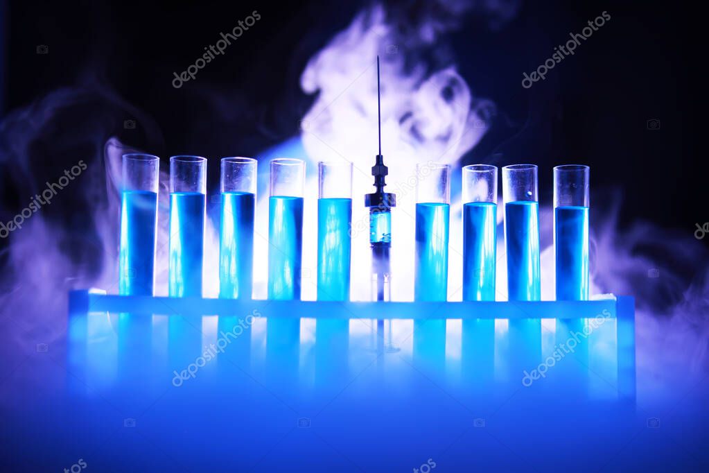 Tubo de ensayo de vidrio desborda nueva soluci n l quida azul de potasio lleva a cabo una reacci ...