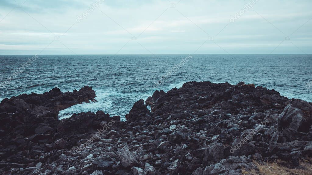 Formaciones rocosas de basalto y acantilados en la región helnar de ...