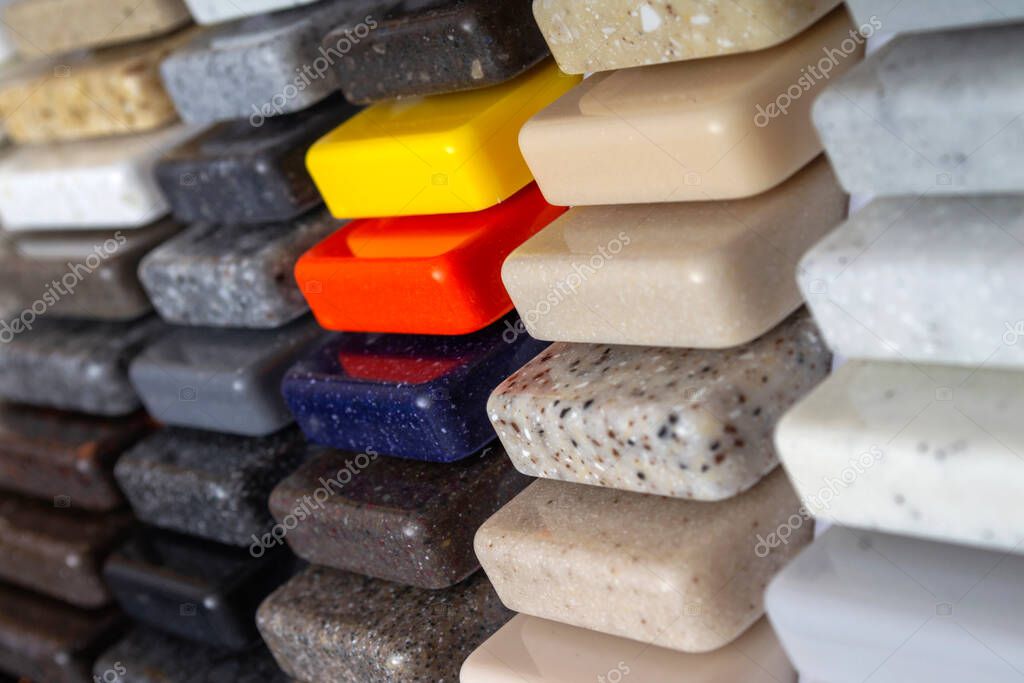 Muestras de granito natural, mármol, piedra de cuarzo, encimeras y una ...