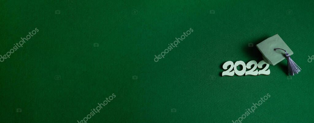 Tapa de graduación y números 2022 sobre fondo verde, cierre con espacio ...