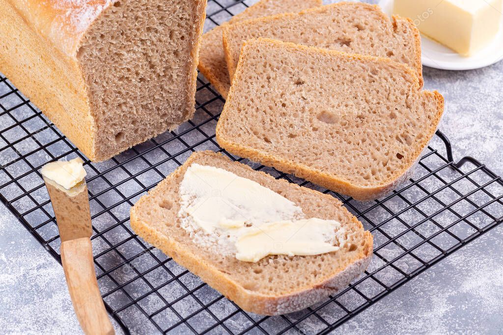 Hecho en casa sin amasar pan sándwich con mantequilla, en un estante de ...