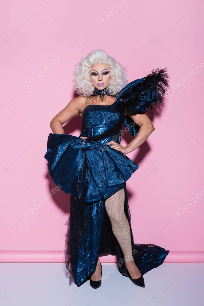 vista completa de glamour drag queen en vestido azul posando con las ...
