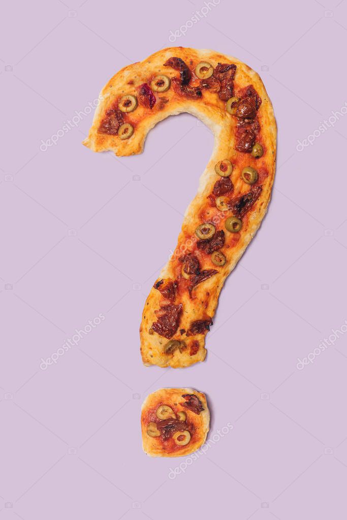 Signo de interrogación. Pizza artesanal hecha en forma de signo de ...