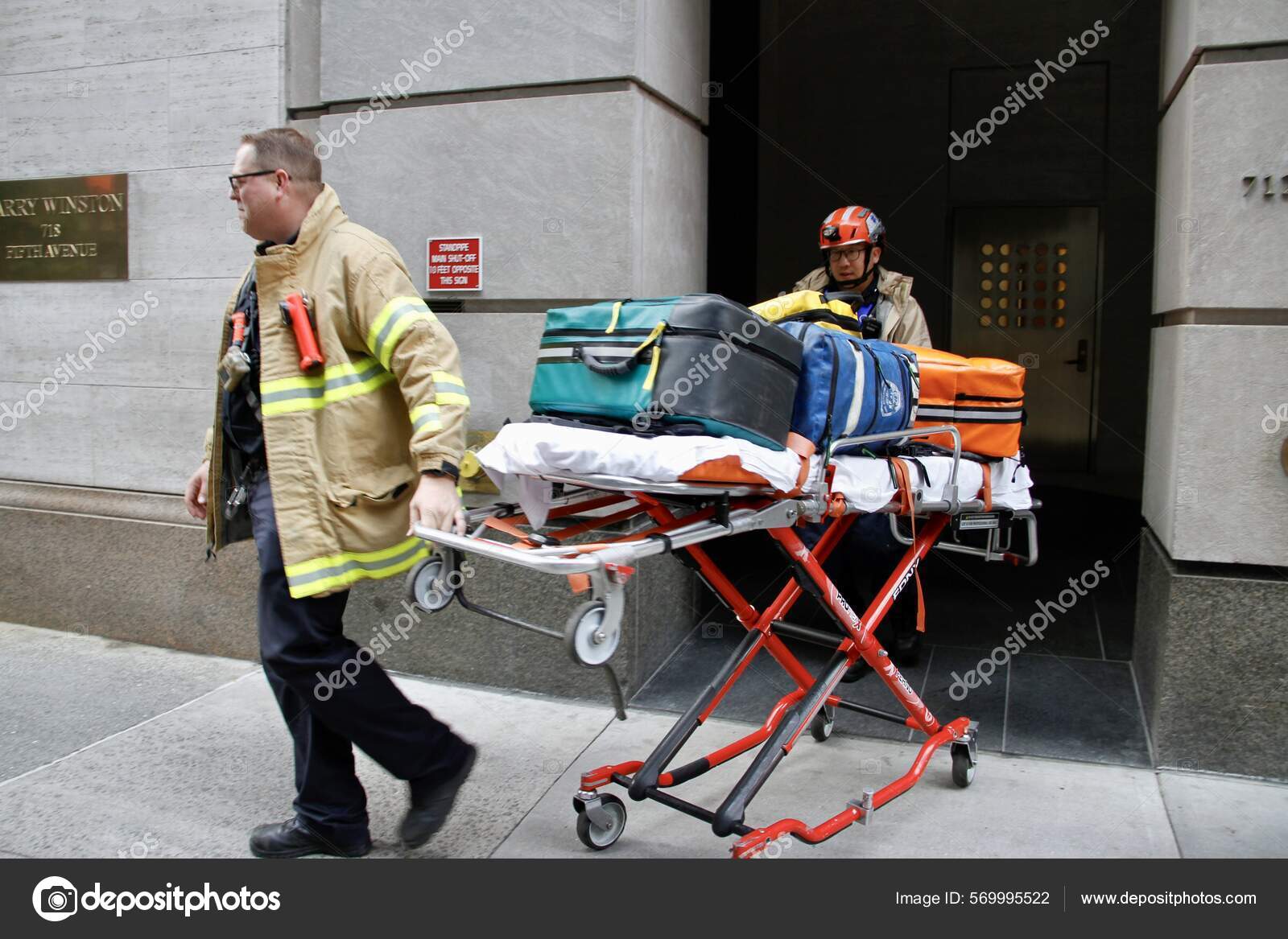 Two Workers Saved Falling Construction Cradle Skyscraper Fifth Avenue ...