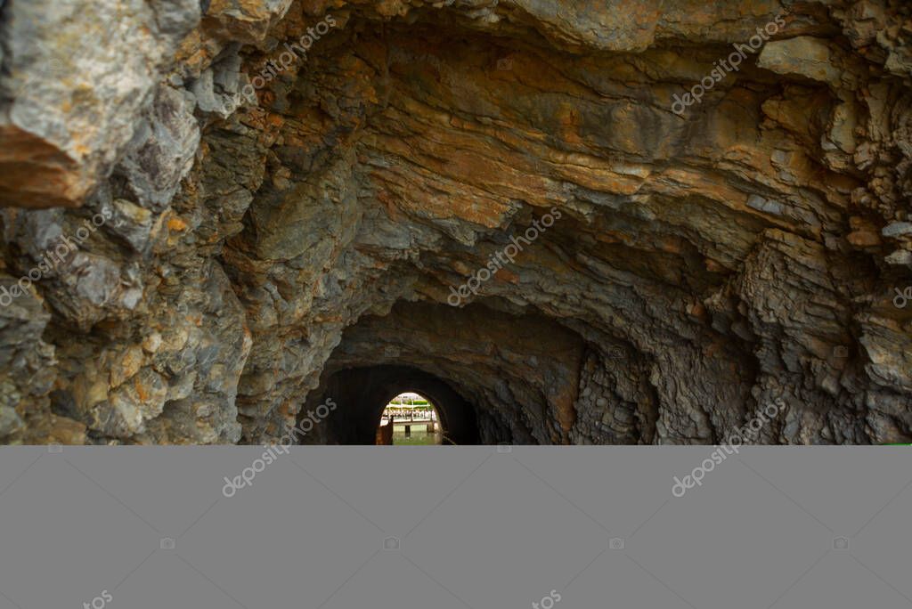 TURUNCH, MARMARIS, MUGLA, TURQUÍA: Entrada en arco al túnel en la roca ...