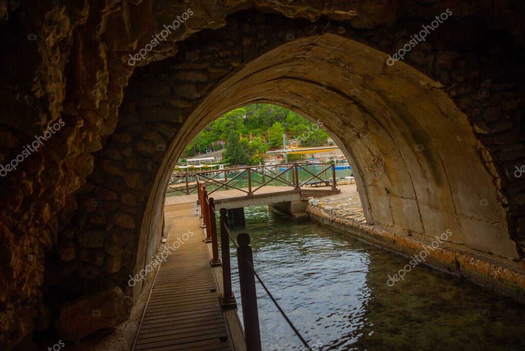 TURUNCH, MARMARIS, MUGLA, TURQUÍA: Entrada en arco al túnel en la roca ...
