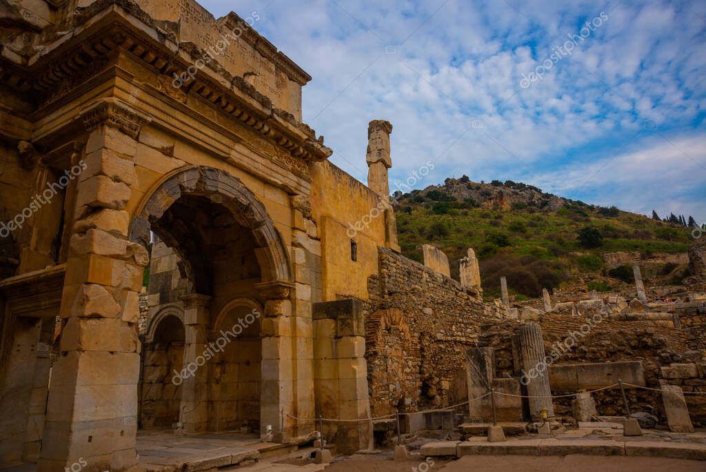 EPHESUS, SELCUK, IZMIR, TURQUÍA: Mazeus y Mitrídates Puerta en Éfeso ...