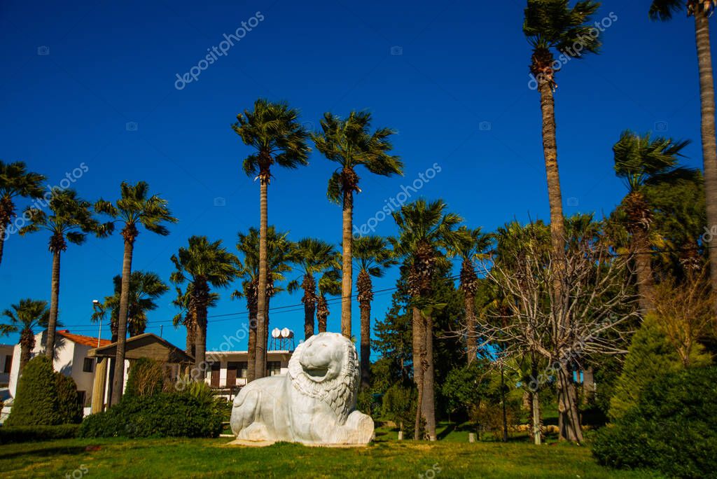 DATCA, MUGLA, TURQUÍA: Antiguo monumento León en el parque de la ciudad ...