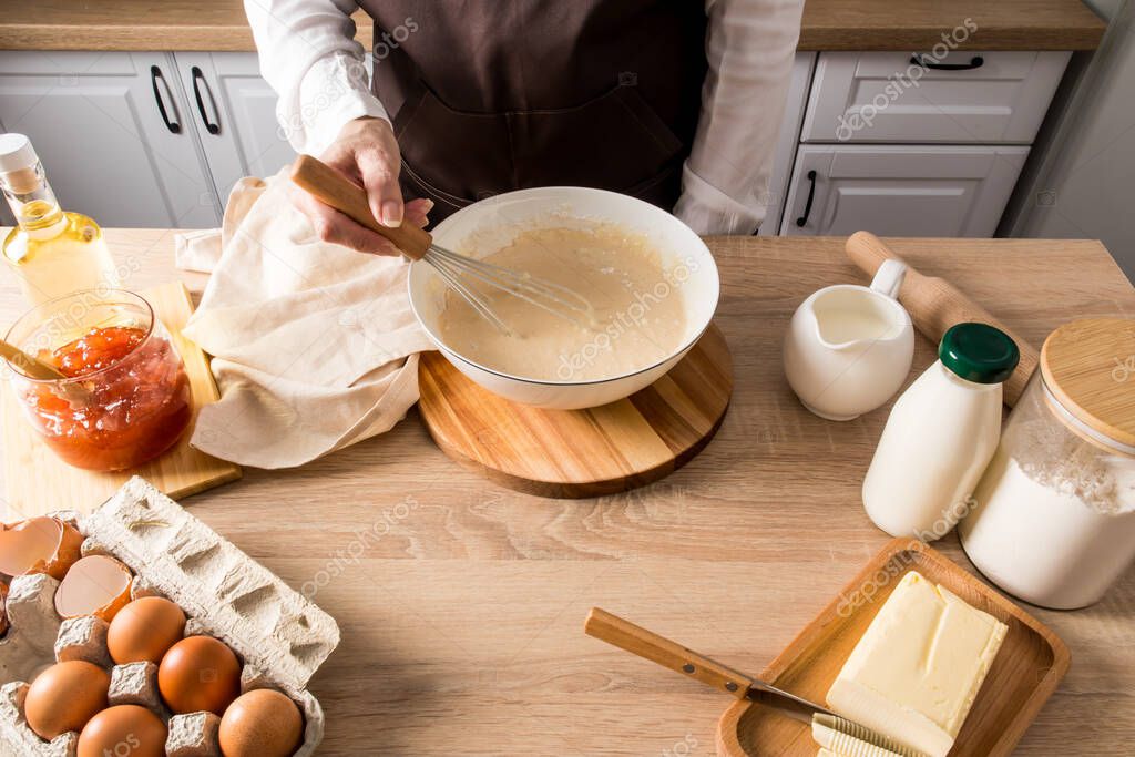 el proceso de preparación del desayuno en la cocina. amasar la masa en ...