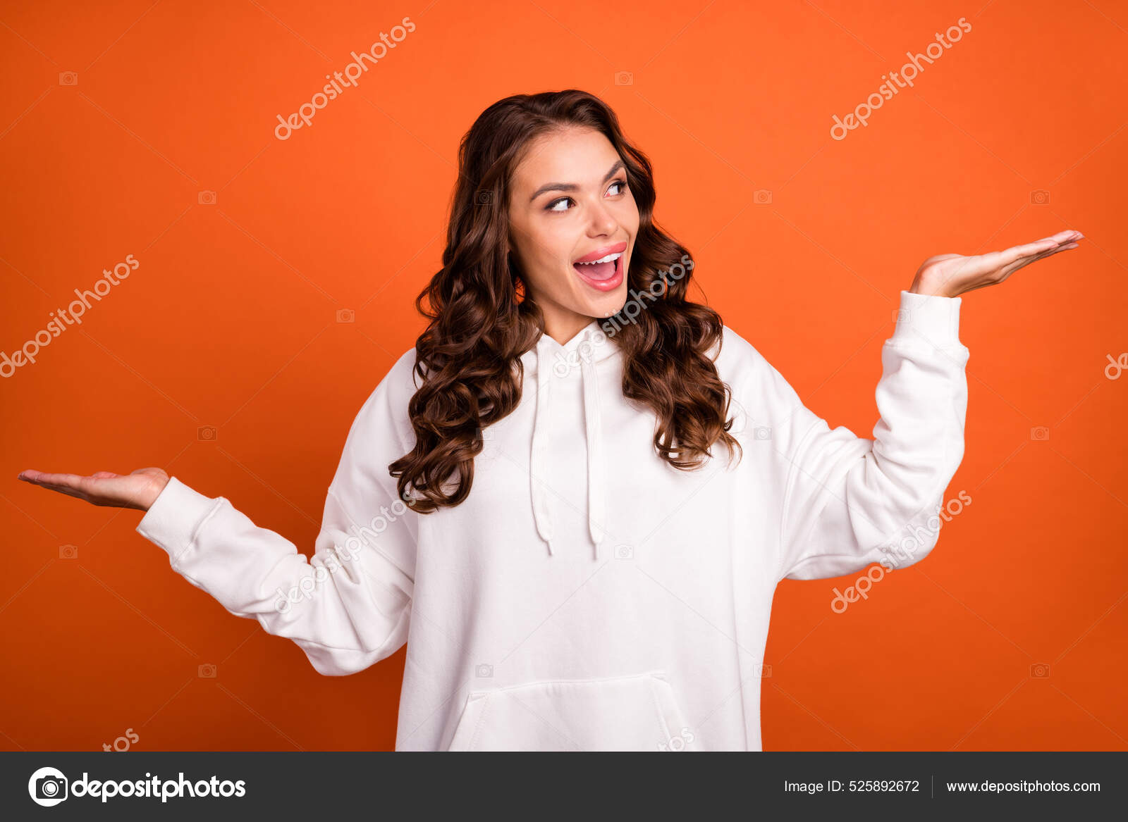 Photo Portrait Smiling Woman Keeping Blank Spaces Palms Scaling Curious ... Photo Portrait Smiling Woman Keeping Blank Spaces Palms Scaling Curious ...