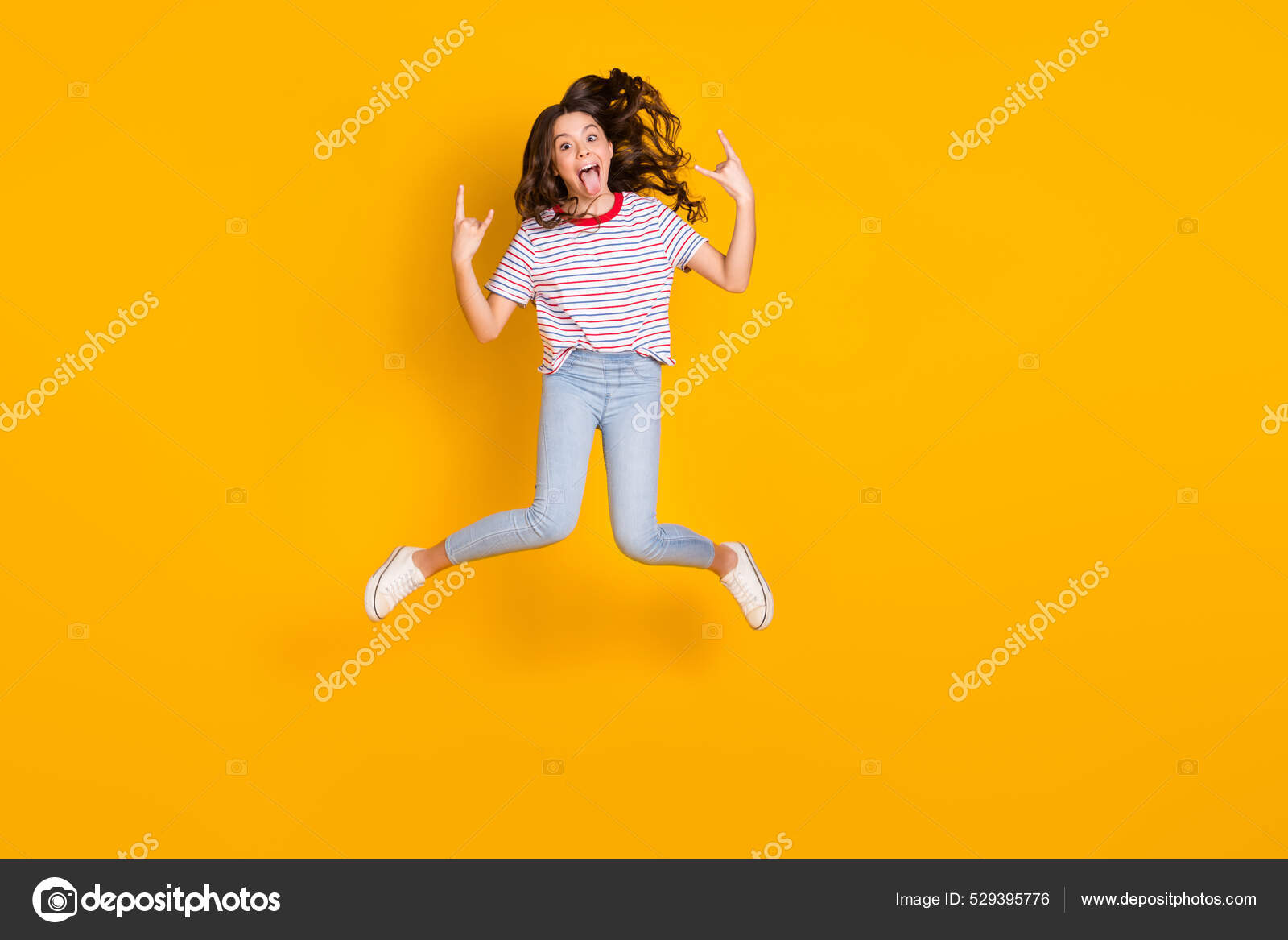 Teljes test fotó fiatal lány ugrik fel grimasz nyelv-out show ujj rock ...