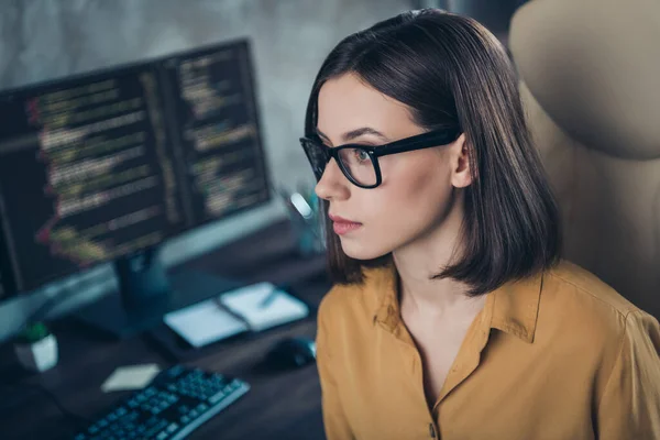 Perfil vista lateral retrato de atractivo inteligente inteligente chica ...