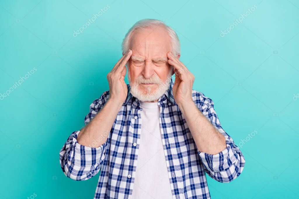 Retrato del abuelo que sufre dolor de cabeza toque sus sienes tratando ...