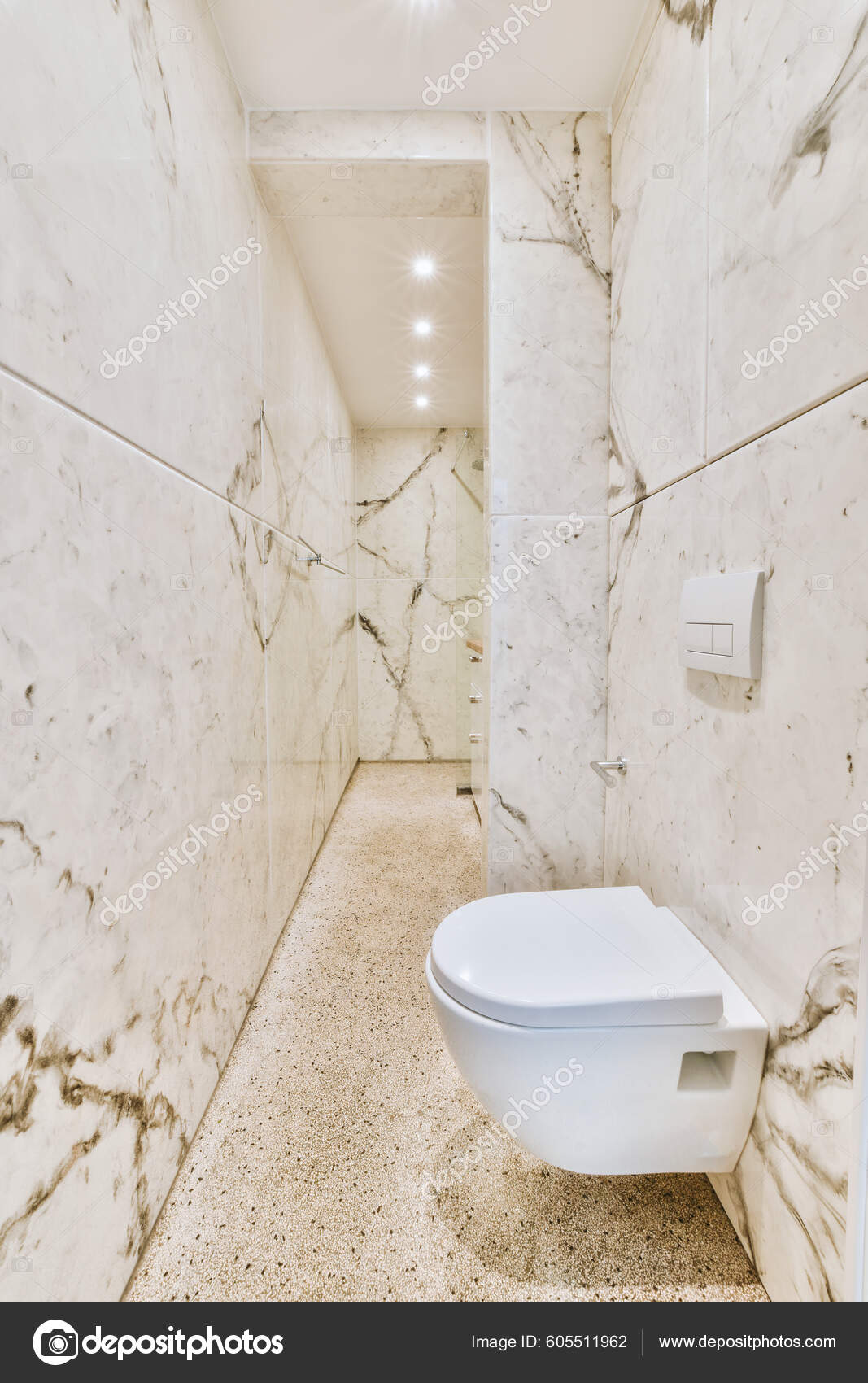 Interiör Smal Toalett Med Handfat Och Vägghängd Toalett Med Vita ...