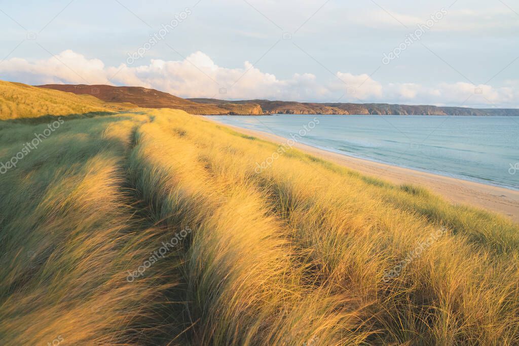 Paisaje marino escénico de Traigh Mhor Beach y dunas cubiertas de ...