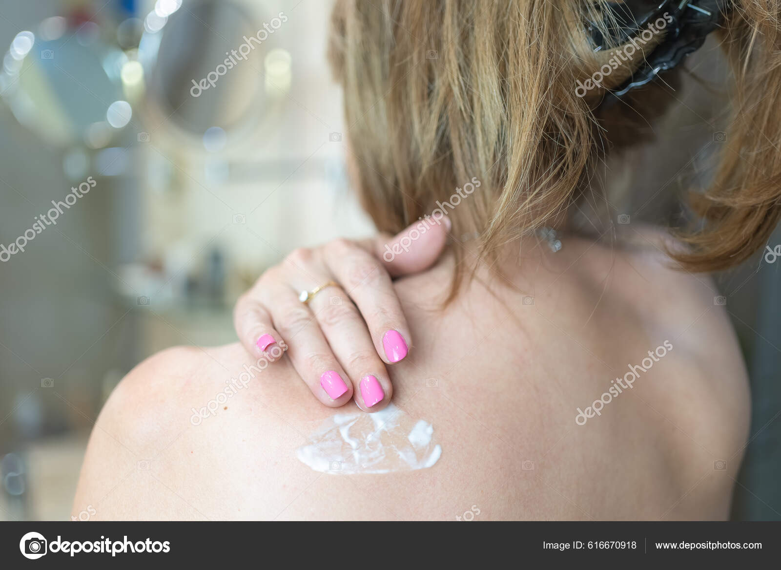 White Woman Applying Moisturizer Her Back Skin Care — Stock Photo ...