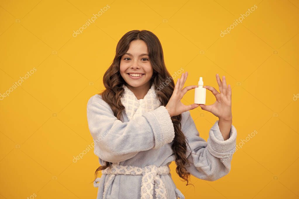 El niño feliz tiene una medicina. Enfermo adolescente snuffle lucha con ...