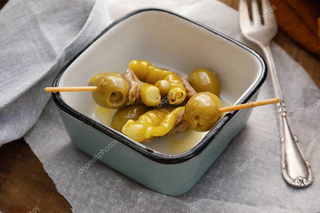 Banderillas: Típica tapa española con aceitunas, anchoas y pimienta 2023