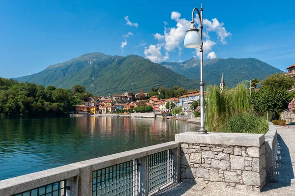 Paseo marítimo por el Lago di Mergozzo con vistas al pueblo de Mergozzo ...