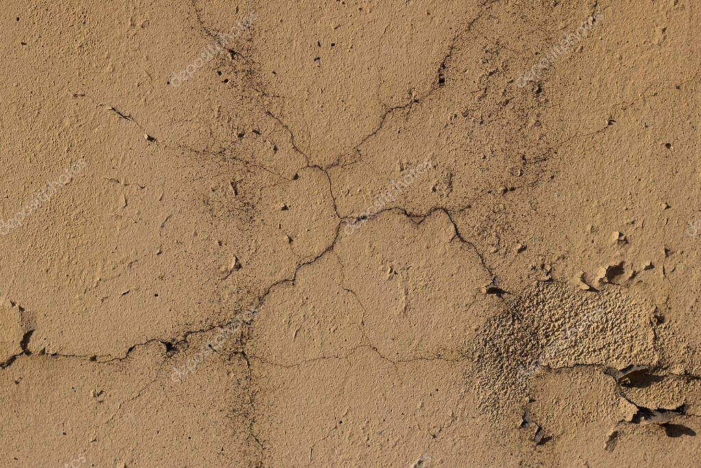 Una vieja pared agrietada con ramas y líneas negras y frágiles. pelar ...