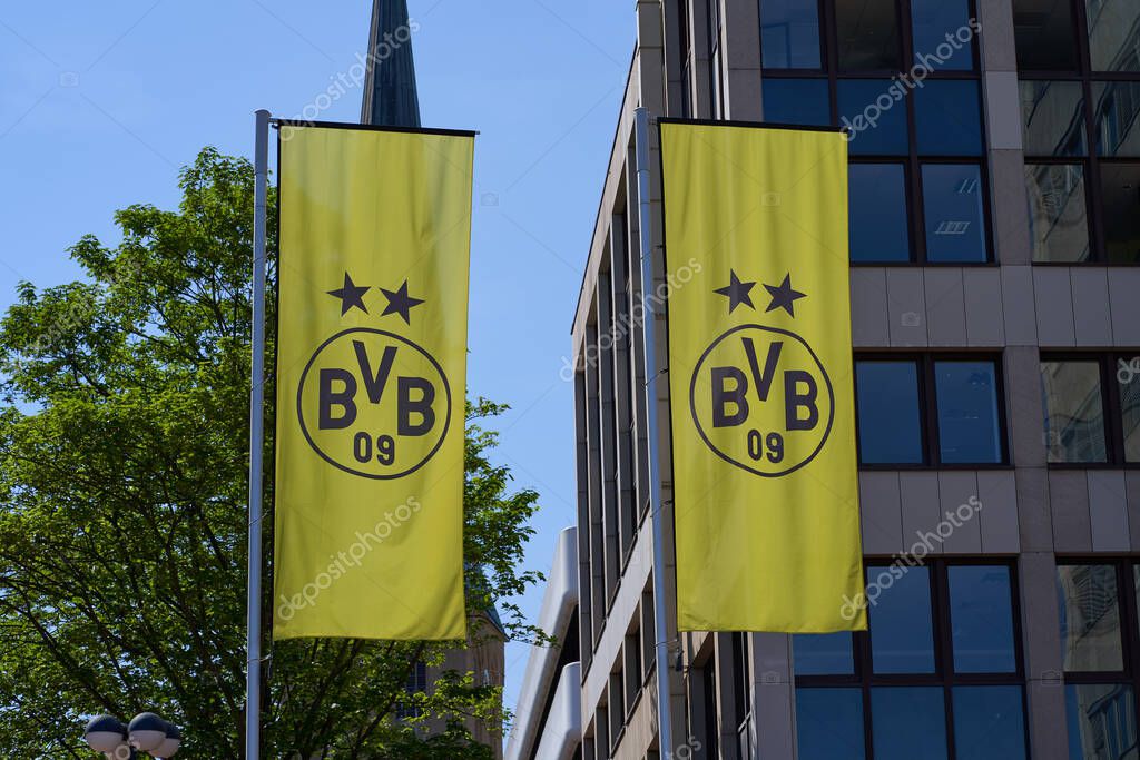 Dortmund, Alemania - 18 de mayo de 2022: Banderas de la BVB en un poste ...