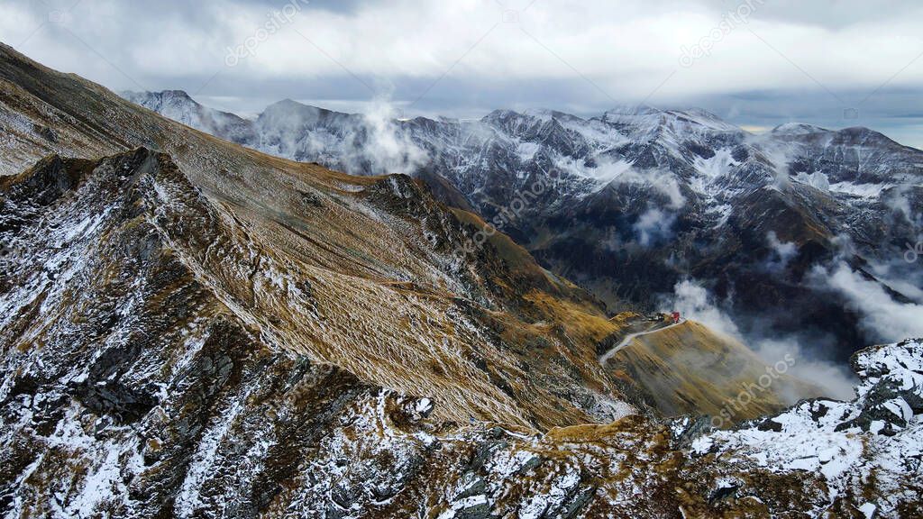 Vista aérea del dron de la naturaleza en Rumania. Ruta transfagarasana ...
