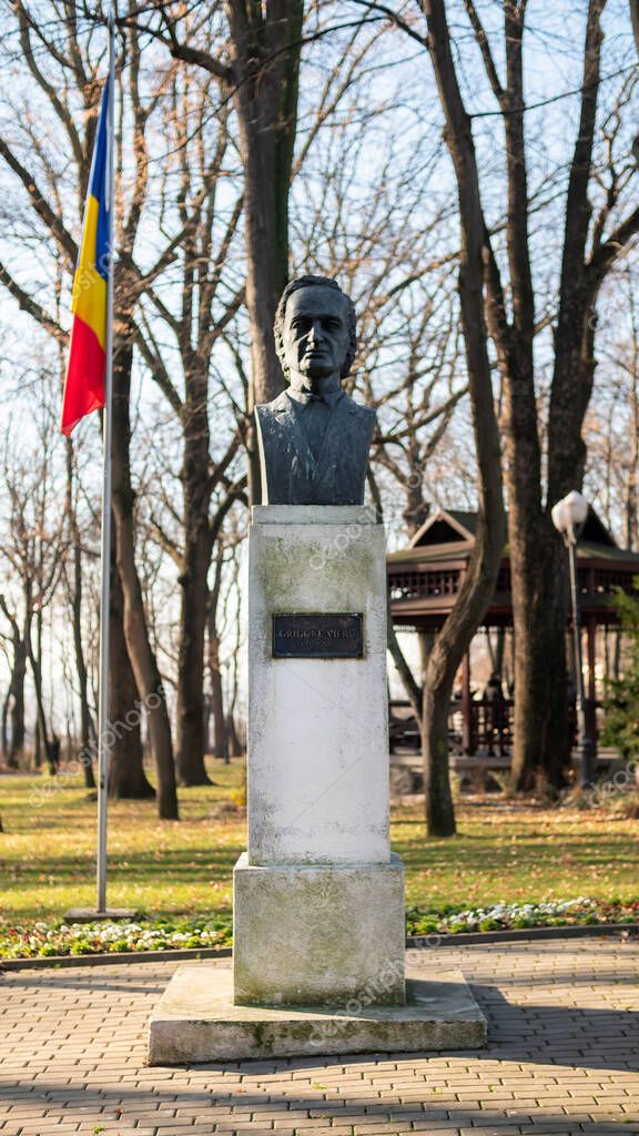Vista del monumento de Grigore Vieru en el Parque Copou en Iasi ...