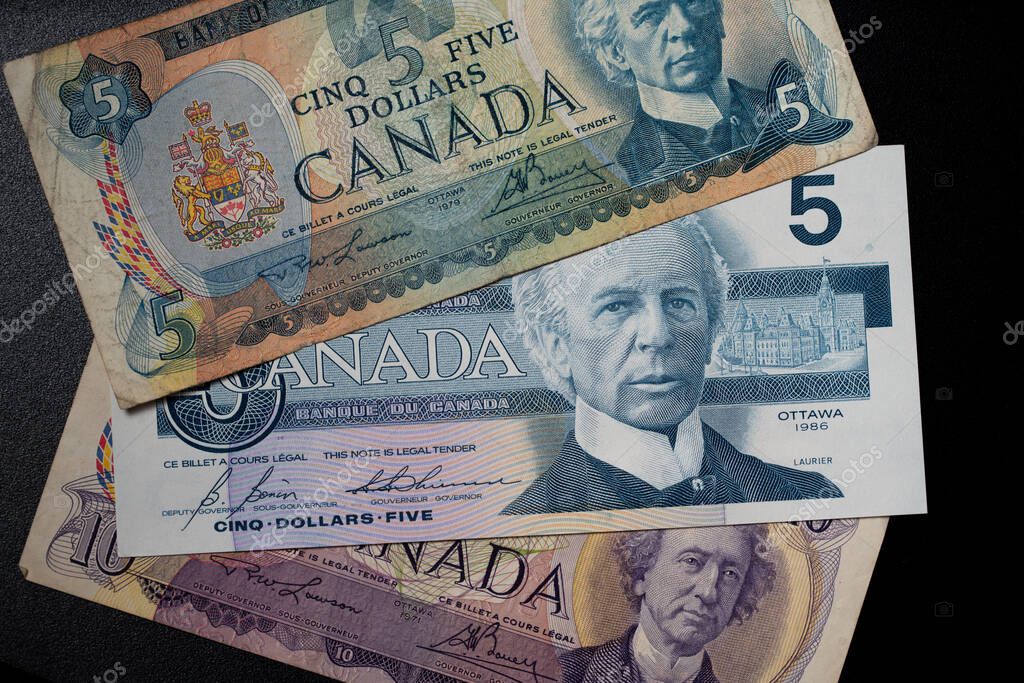 Toronto, Canadá - 30 de octubre. 2021: Diferentes billetes de dólar ...