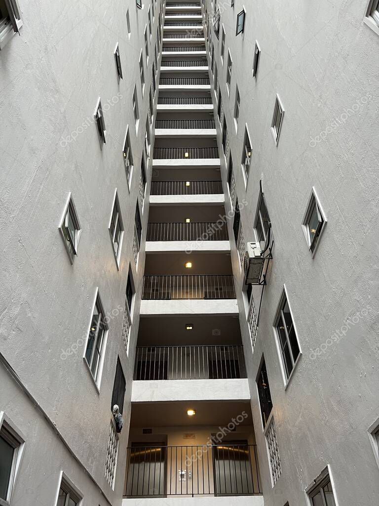 Vista del nicho del edificio blanco con barandillas de hierro y ...