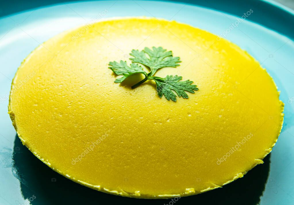 Huevo al vapor con hoja de cilantro en plato, comida asiática famosa 2022