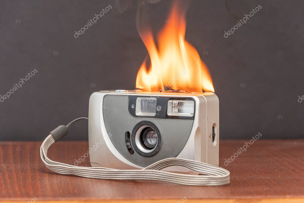 La cámara arde con fuego en la mesa, la batería se enciende. La causa ...