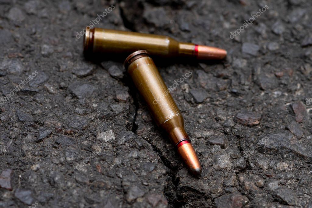 Los cartuchos con balas prohibidas con un centro de compensación se ...