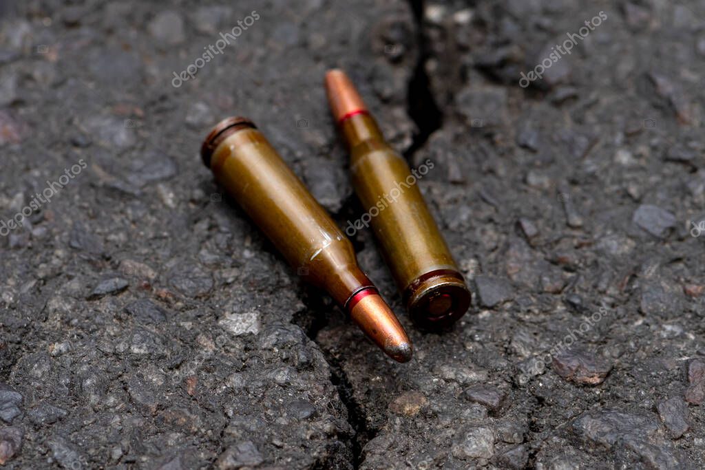 Cartuchos con balas con un centro de desplazamiento se encuentran en ...