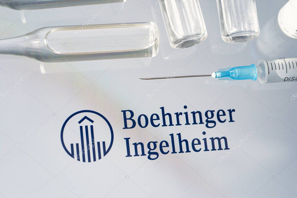 Viales de líquido sobre una mesa blanca y el logo Boehringer Ingelheim, gran empresa ...