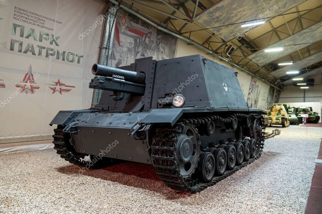 Tanques soviéticos y alemanes de la Segunda Guerra Mundial en la sala de tanques del Patriot ...
