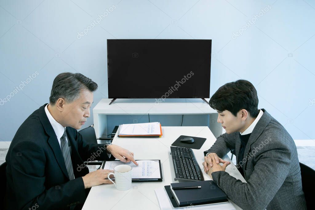 asiático coreano viejo y joven dos hombres, diferentes generaciones ...