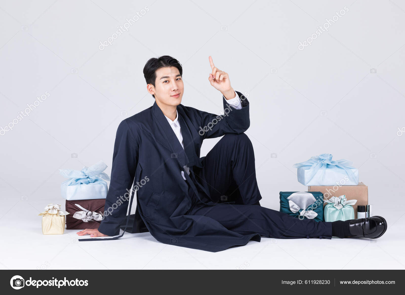 Flot Koreansk Ung Mand 'Erne Iført Moderne Hanbok Iført Hanbok ...