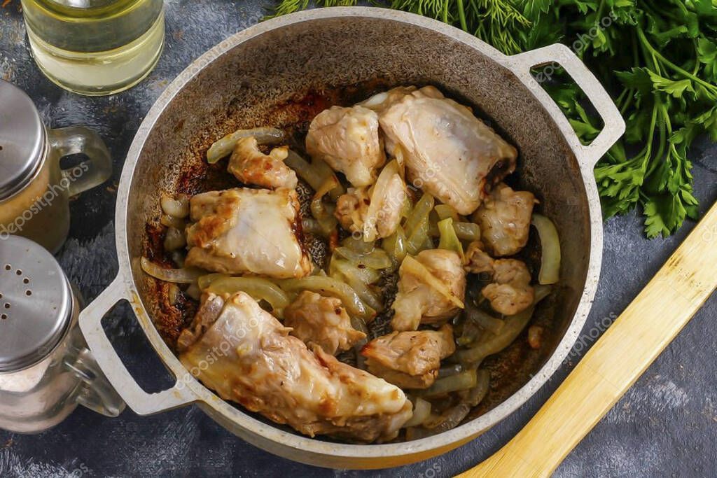 El cordero debe estar bien dorado. En este punto, puede agregar agua y ...