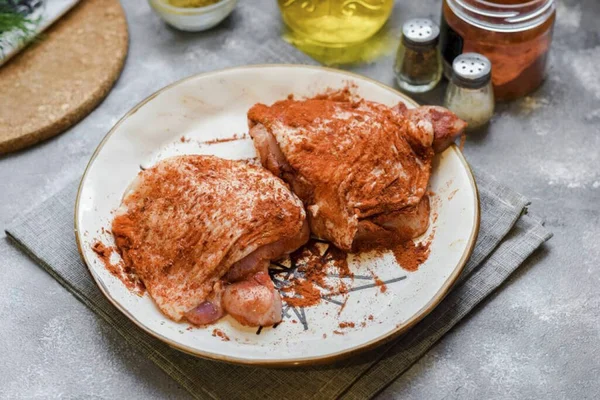Now rub the chicken well with regular and smoked paprika, it is better ...