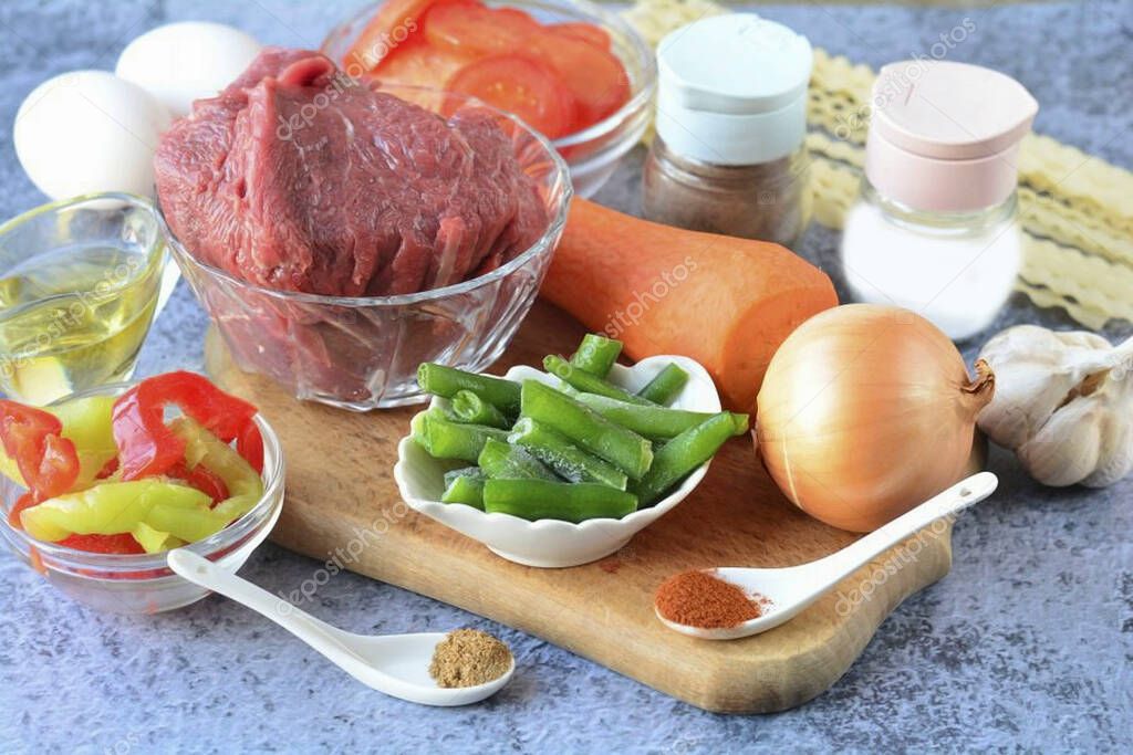 Prepare todos los ingredientes necesarios para hacer Kaurma Lagman. 2022