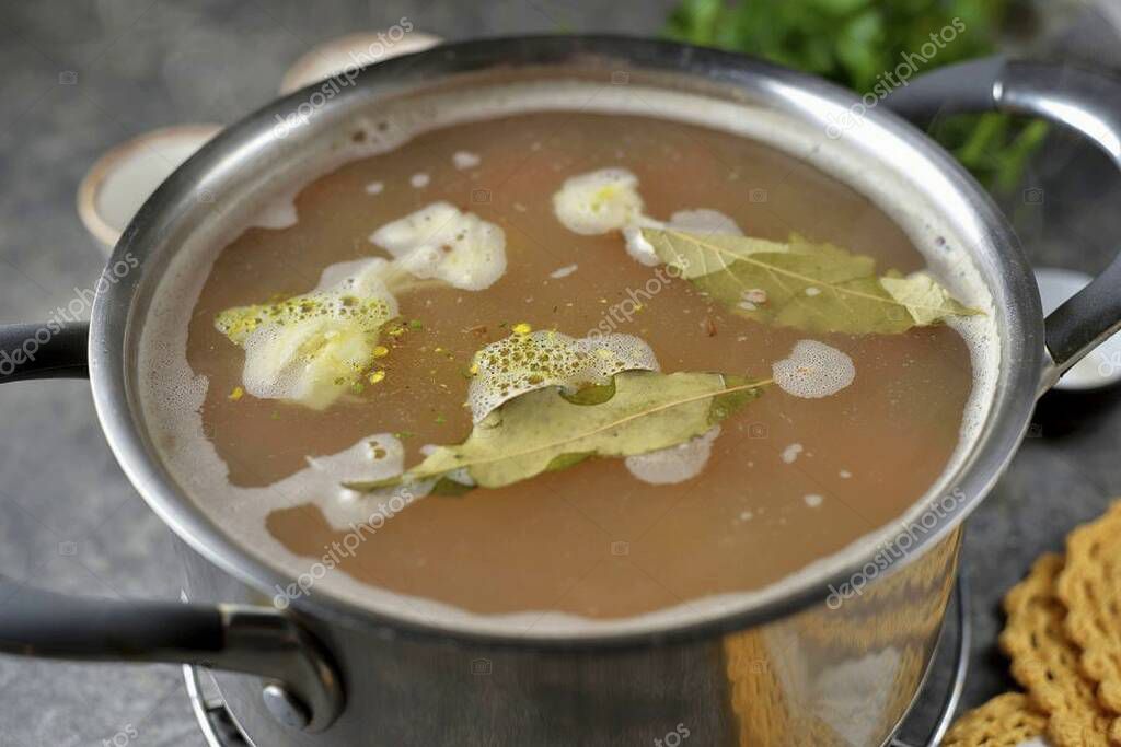 Ponga la hoja de laurel y el ajo triturado en la sopa, cocine durante 5 ...