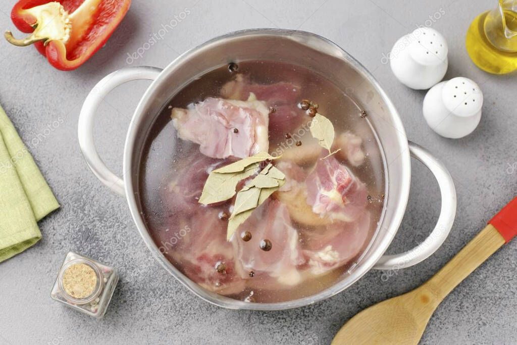 Enjuague la carne y córtela en trozos. Transfiera a una cacerola ...