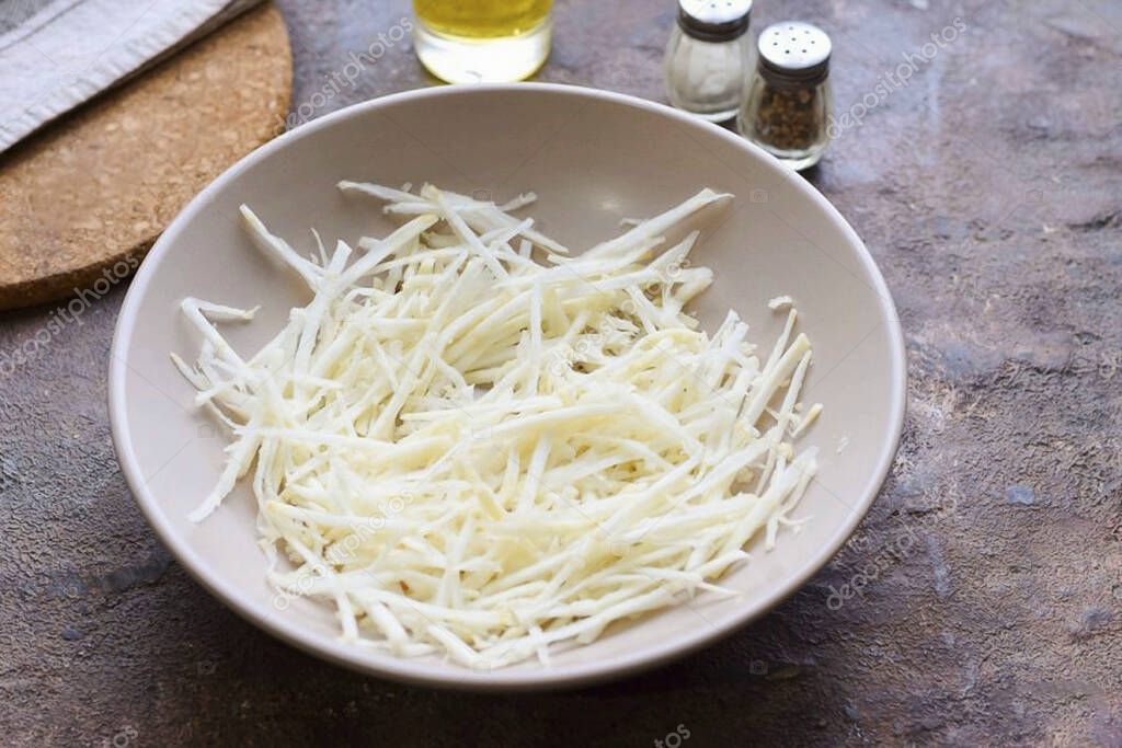 Pelar, lavar y secar el apio. Después del apio, rallar con papas fritas ...