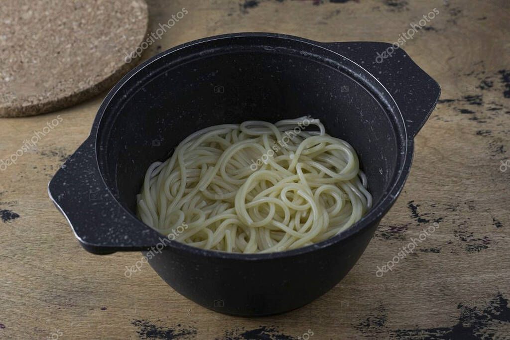 Cocine la pasta de acuerdo con las instrucciones en agua hirviendo con ...