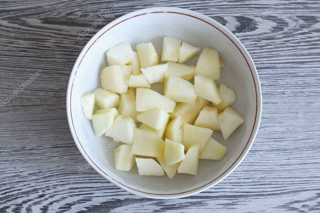 Pelar las manzanas y la caja de semillas. Cortar en trozos pequeños ...